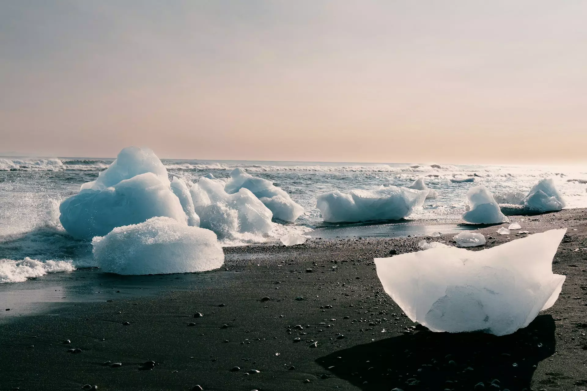 Diamond Beach Iceland: Location & Best Time to See Icebergs