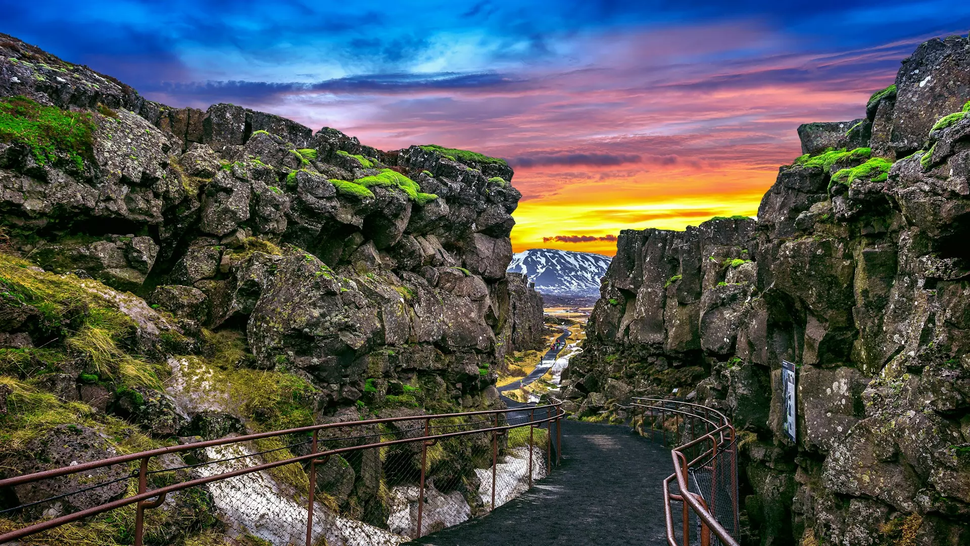 Guide to Iceland Almannagjá gorge in Thingvellir golden circle