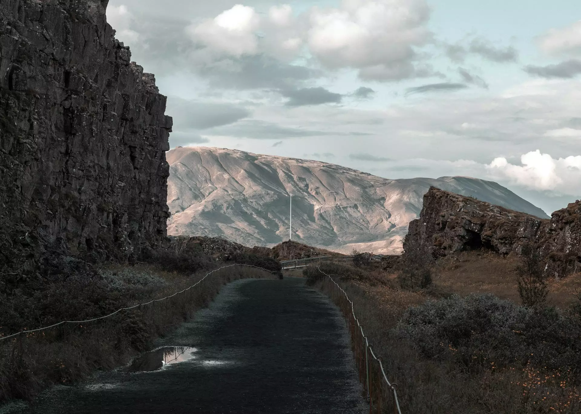 Guide to Iceland Almannagjá gorge in Thingvellir golden circle