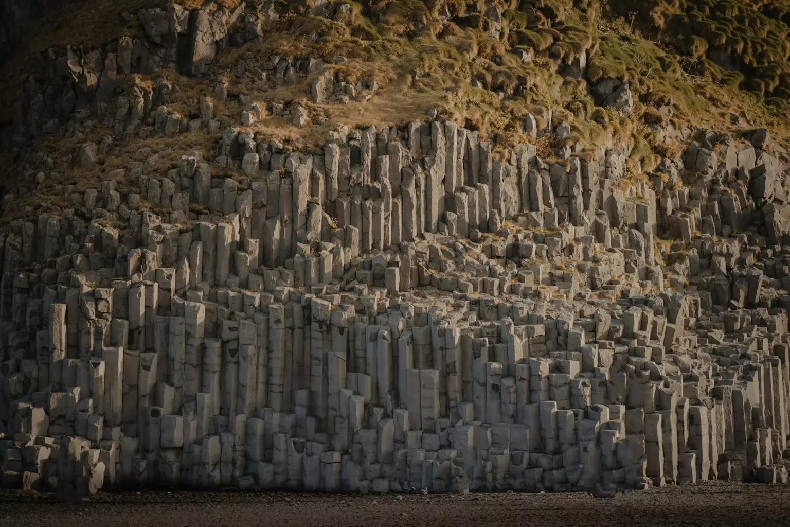 Best guide to see Basalt columns Iceland with a rental car